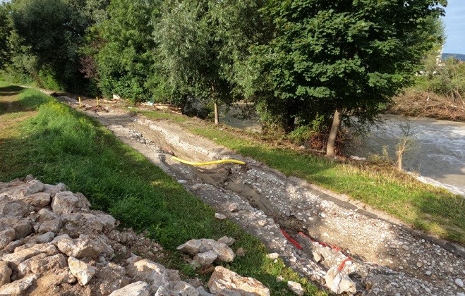 Ob Kamniški Bistrici prišlo do nesreče, upoštevajte začasno omejitev ...